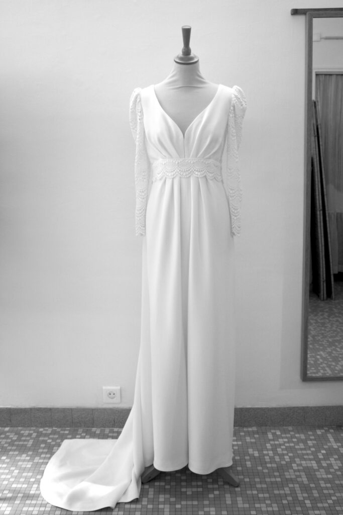 Robe de mariée en crêpe à manches gigots - Fée au Château